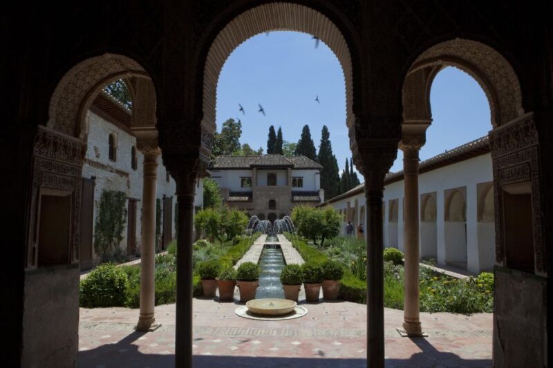 Granada Alhambra and Generalife Gardens Experience Tour - Authentic Experiences and Highlights from Reviews