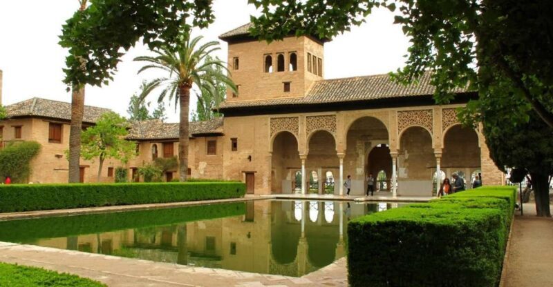 Granada: Alhambra and Generalife Gardens Guided Tour - What to Expect From Your Guide