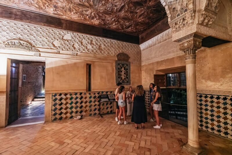 Granada: Alhambra and Nasrid Palaces Guided Tour at Night - The Itinerary Breakdown