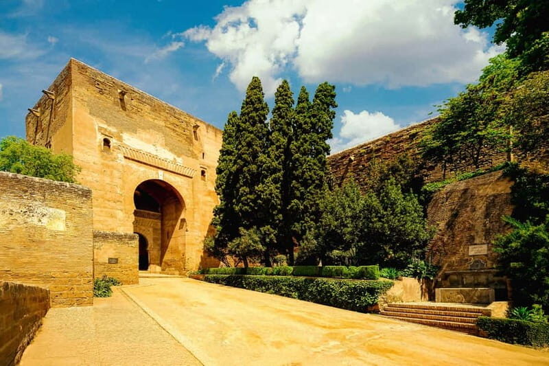Granada: Alhambra, Generalife & Nasrid Palaces Guided Tour - Who This Tour Is Best For