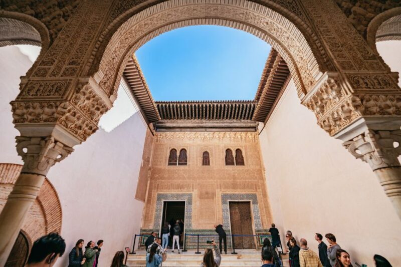 Granada: Alhambra Guided Tour with Nasrid Palaces & Gardens - Who Should Consider This Tour?