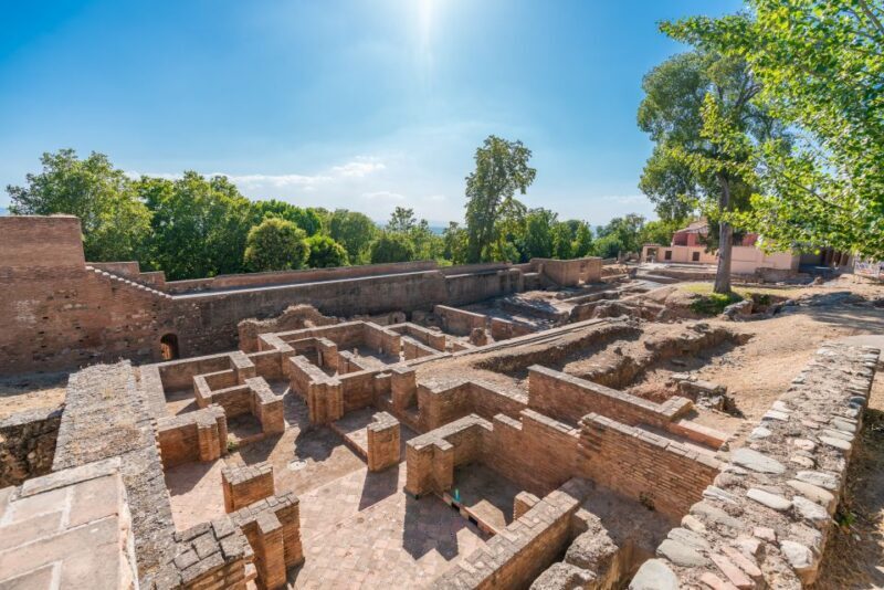 Granada: Alhambra Ticket and Guided Tour with Nasrid Palaces - Key Points