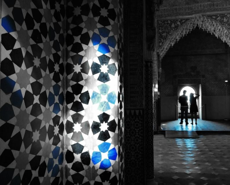 Granada: Fast-Track Alhambra & Nasrid Palaces Guided Tour - The Guided Experience: A Closer Look