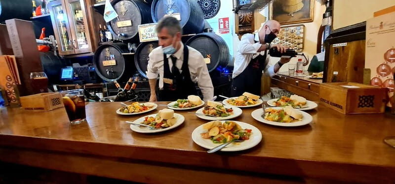Granada: Tapas and Wine Tour with Local Guide. All included. - Key Points
