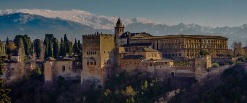 Granada: The Alhambra and Nasrid Palaces Guided Night Tour - The Value of Guided Stories and Small Harangues