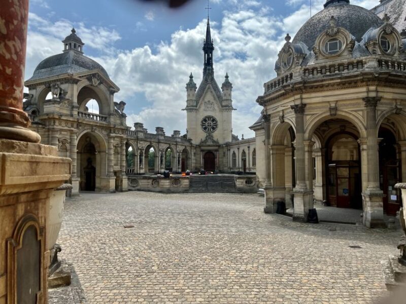 Great Stables of Prince de Conde & Palace Chantilly - Key Points