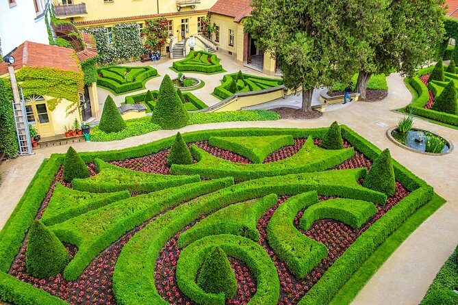 Green walk in Prague's historic garden and parks with a Local - An In-Depth Look at the Green Walk Experience