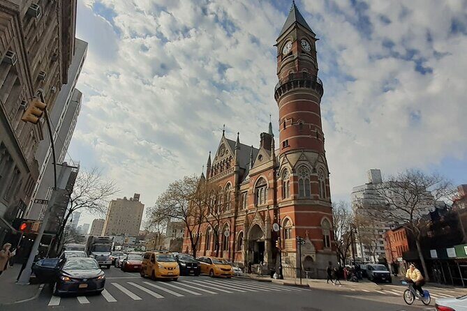Greenwich Village Historic Walking Tour in New York City - Exploring Greenwich Village: A Walk through Time