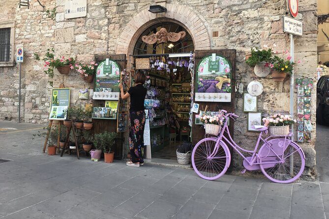 Guided Tour of Assisi. Francesco, Chiara and Carlo Acutis - The Vibrant Piazza del Comune
