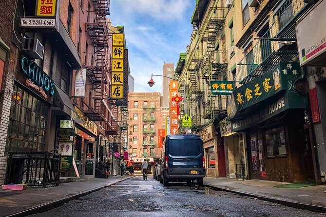 Guided tour of Lower East Side, Chinatown and Little Italy in French - Immersion in Chinatown