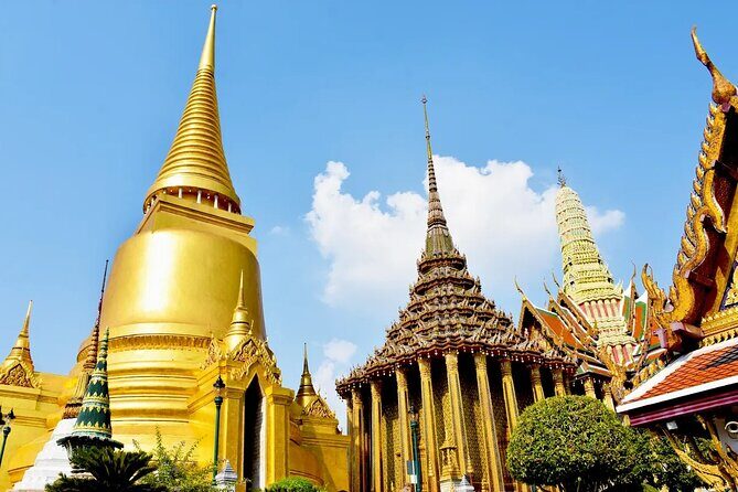 Guided Tour of The Grand Palace and Temple of the Emerald Buddha - Spotting the Emerald Buddha at Wat Phra Kaew