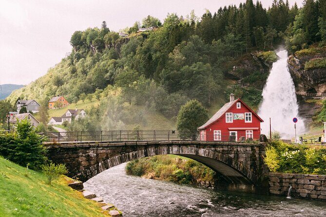 Guided tour to Hardanger Fjord, Waterfalls and Ferry Crossing - Key Points