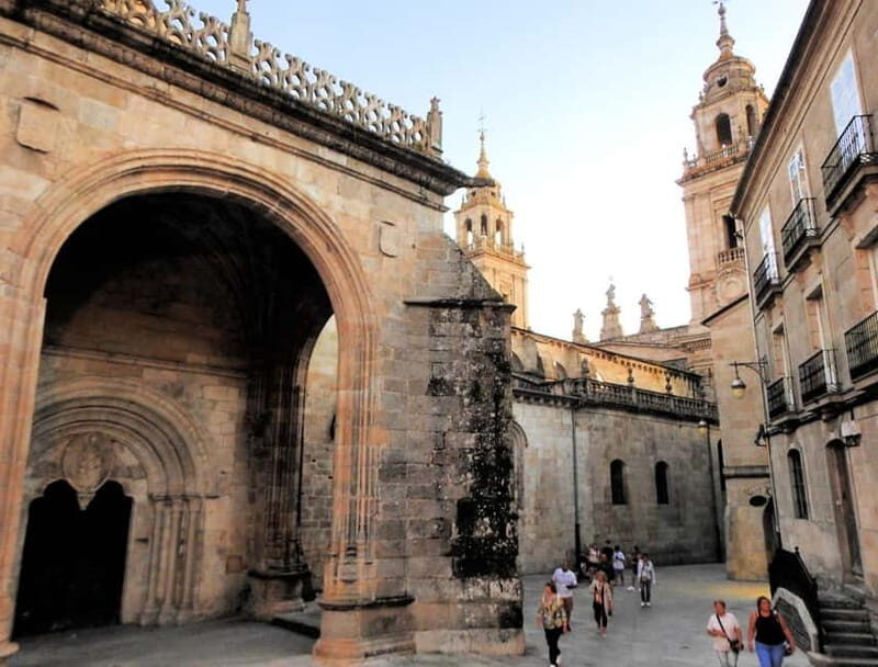 Guided visit to the Cathedral of Lugo with entrance tickets - Inside the Cathedral: Art, Chapels, and Sacred Traditions