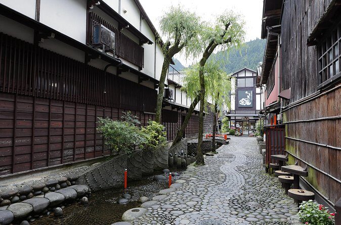 Gujo Hachiman Castle Town Stroll | Edo Streets & Sampuru Crafting - Practicalities and Value