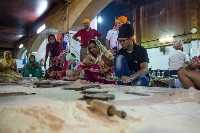 Gurudwara Bangla Sahib Walking and Taste Tour - Key Points