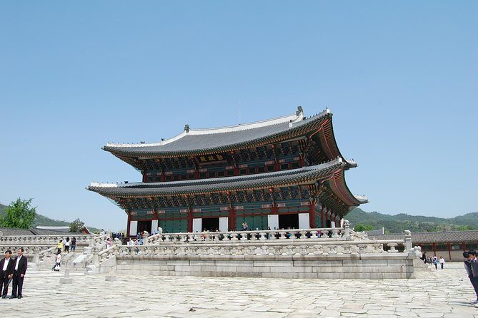 Gyeongbok Palace and Korean Folk Village Tour - Visiting Jogyesa Temple and the Ginseng Center