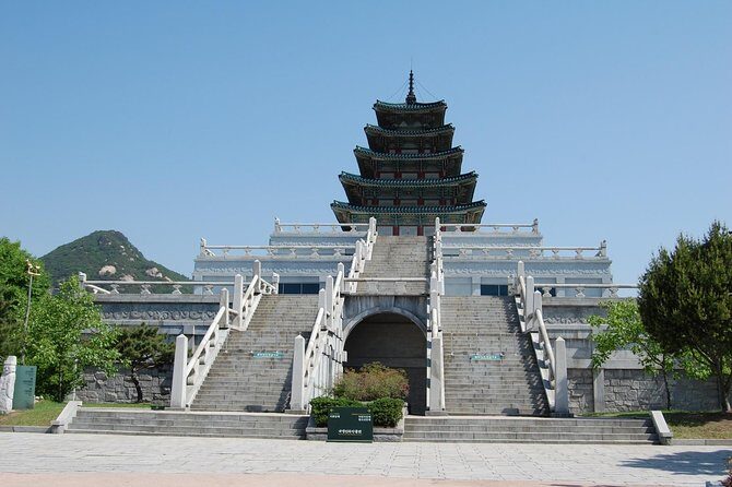 Gyeongbok Palace and Korean Folk Village Tour - The Korean Folk Village: A Step Back in Time