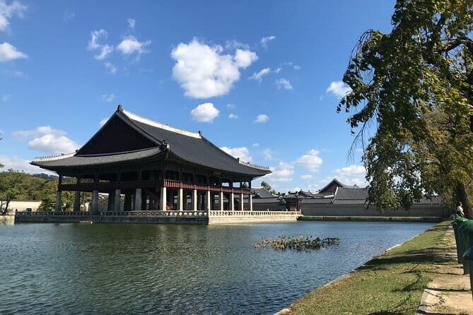 Gyeongbokgung Palace & Bukchon Village Walking Tour - Exploring the Highlights: Gyeongbokgung Palace
