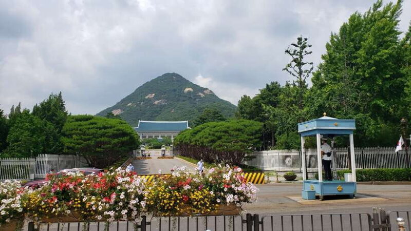 Gyeongbokgung Palace, Jogyesa Temple and Bukchon village - An Introduction to the Experience