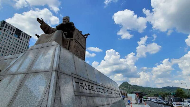 Gyeongbokgung Palace, Jogyesa Temple and Bukchon village - Authenticity, Expertise, and Personal Touches