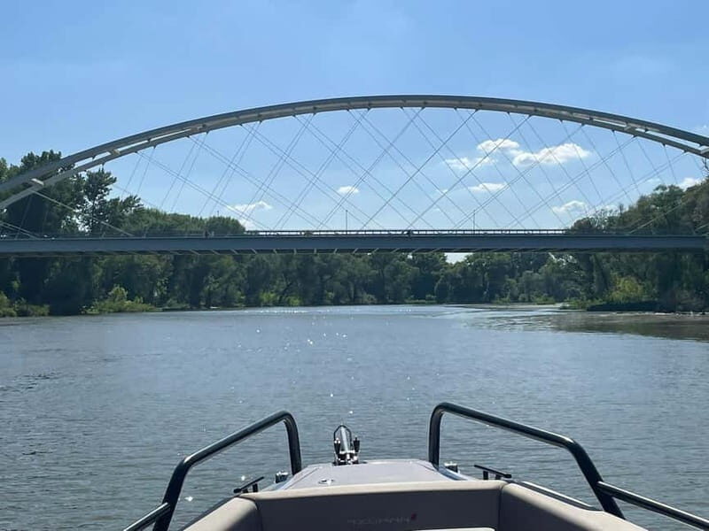 Gyr: 2-Hour Private Boat Sightseeing Tour - Practical Tips for a Smooth Experience
