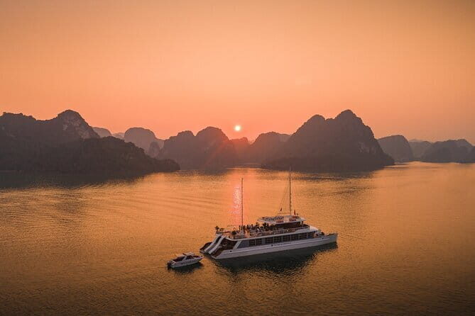 Ha Long & Lan Ha Bay Luxury Catamaran Cruise from Hanoi - Key Points