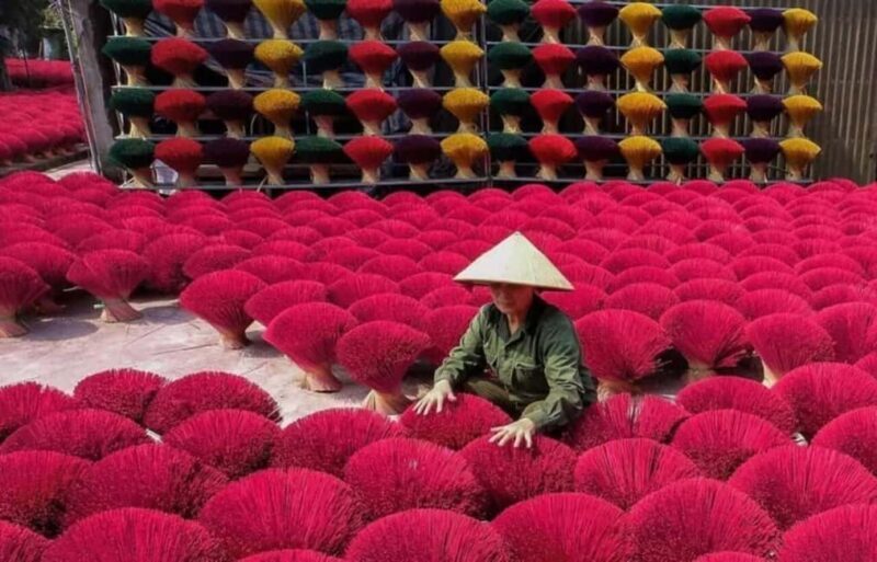 Ha Noi: A tour of the conical hat and incense villages - Visiting a Local Incense Factory