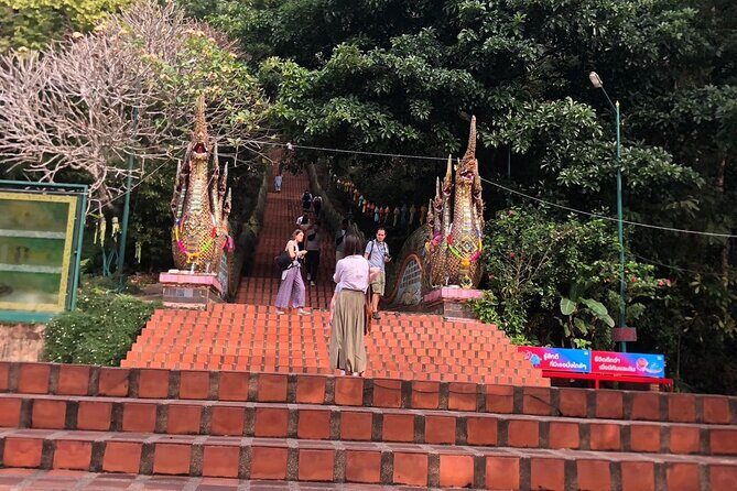 Half Day Morning Wat Pha Lat & Wat Phra That Doi Suthep Tour - Exploring Chiang Mai’s Sacred Temples: A Balanced Look at the Half-Day Morning Tour