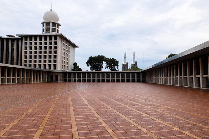 Halfday Excursion Old city Batavia with Lunch and Souvenir - FAQ