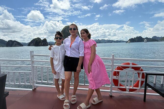 Halong Bay Day Tour Cruise Kayak and Cave Visit - The Service and Atmosphere