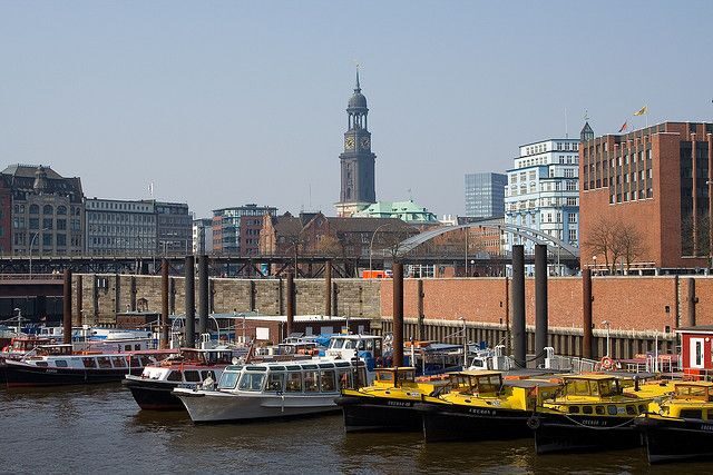 Hamburg: 1.5-Hour Comedy Bus Tour in German - What is the Hamburg Comedy Bus Tour?