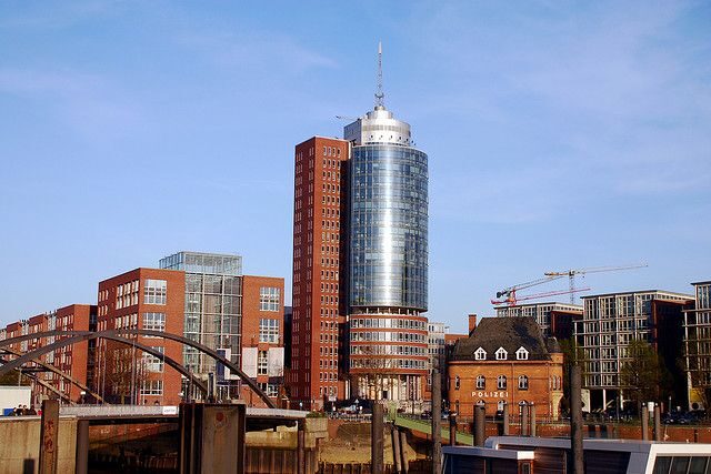 Hamburg: 1.5-Hour Comedy Bus Tour in German - The Comedy Aspect: What to Expect