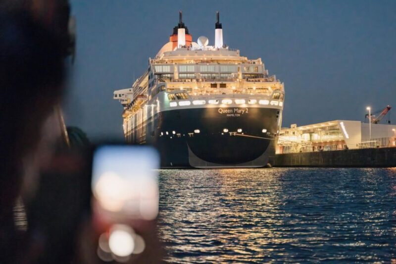 Hamburg: 1.5-Hour Evening Lights Harbour Cruise on a Ship - Key Points