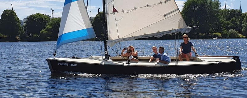 Hamburg: 1.5-Hour Sailing Sightseeing Tour on Aussenalster - The Sum Up