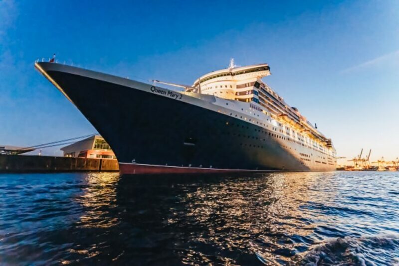 Hamburg: 1.5h Grand Harbor Evening Lights Cruise - The Experience of the Waterways