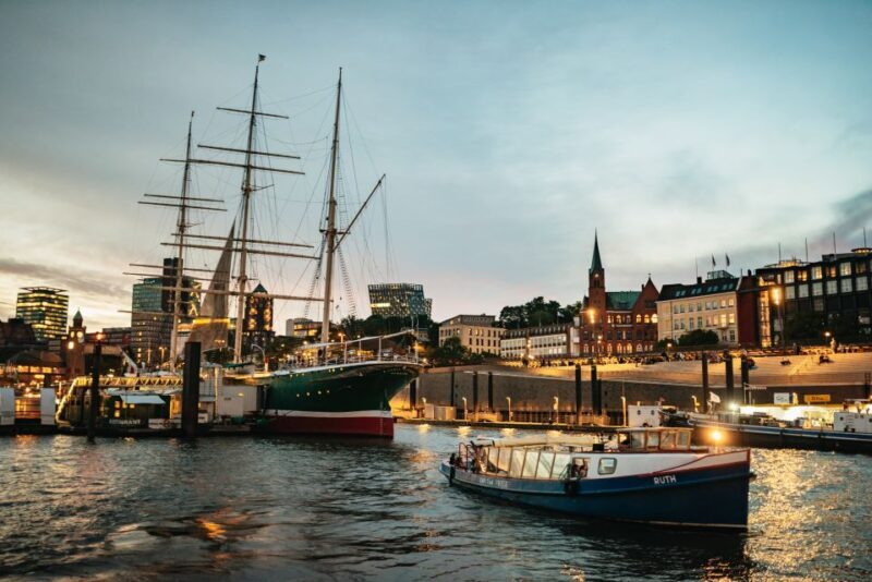 Hamburg: 1-Hour Harbor Evening Lights Cruise - FAQ
