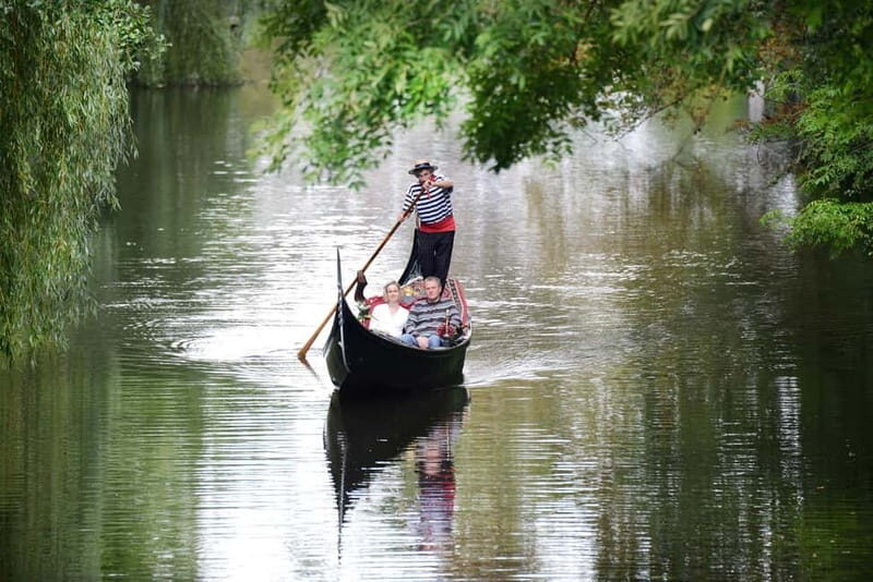 Hamburg: Alster Lake public Tour in a Real Venetian Gondola - Practical Tips for Travelers