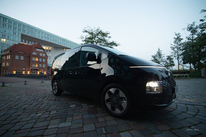 Hamburg for explorers, city tour in a first class van - A Closer Look at the Hamburg Exploration Tour