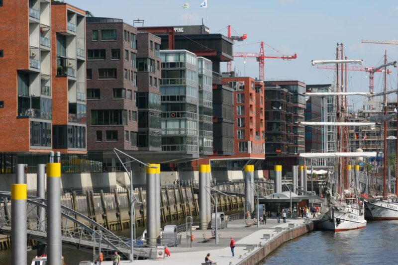 Hamburg: Guided Port Walk for Families - An Overview of the Experience