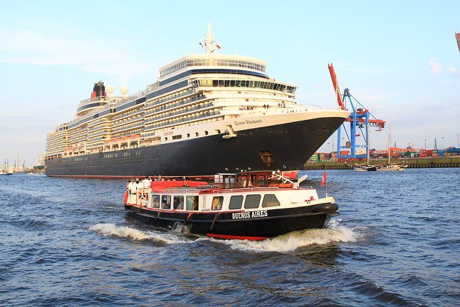 Hamburg harbor tour with a barge - An in-depth look at the harbor experience