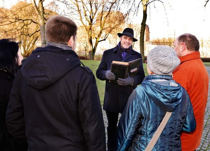 Hamburg: Interactive Crime Theater Tour in German - FAQ