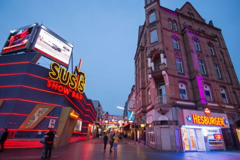 Hamburg: Olivia Jones Tour with Iconic Barker Fabian - Meeting Local Characters and Places