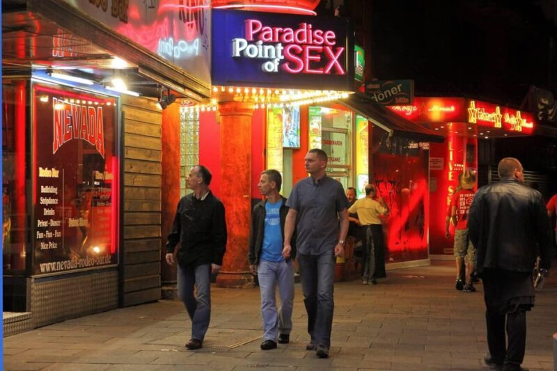 Hamburg: Private St. Pauli History & Highlights Walking Tour - Fischmarkt: Tradition Meets Energy