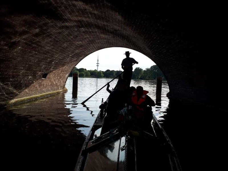 Hamburg: private Tour in the royal Venetian Alstergondel - Practical Tips for Travelers