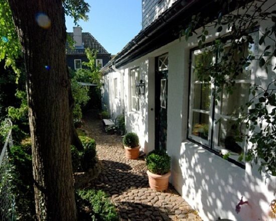 Hamburg: Tour of Blankenese on the Banks of the Elbe - The Neighborhoods and Highlights