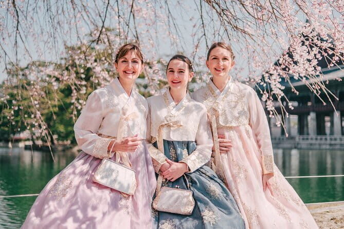 Hanbok Photoshoot and History Tour at Gyeongbokgung Palace - Stop 2: Gwanghwamun Gate Photoshoot & Brief Cultural Talk