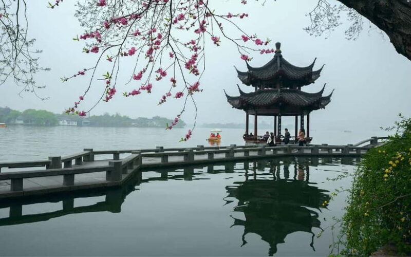 Hangzhou Highlights: West Lake, Silk Culture & Art Workshop - Mantoushan District: A Modern Art Hub