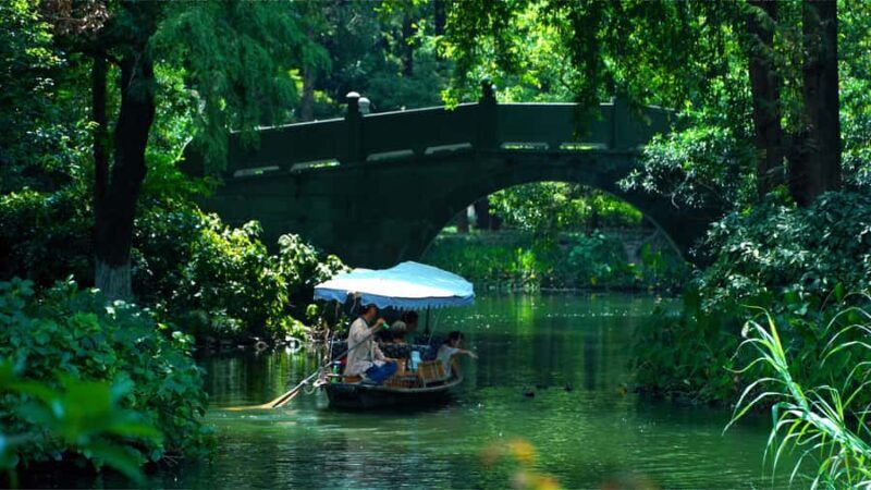 Hangzhou: West Lake Yuloh Boat with Local Guide - Exploring West Lake by Yuloh Boat: An Authentic Experience in Hangzhou