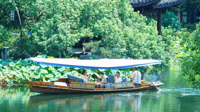 Hangzhou: West Lake Yuloh Boat with Local Guide - The Experience in Detail