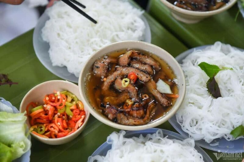 Hanoi: Guided Food Tour with Train Street Visit - Key Points